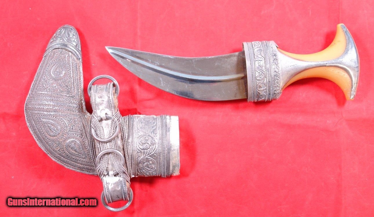SILVER MOUNTED OMANI JAMBIYA CIRCA EARLY 1900’S.