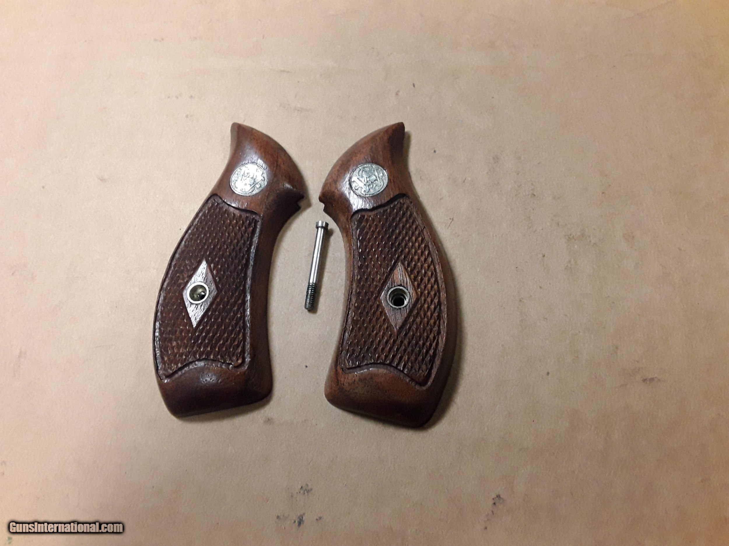 SMITH & WESSON NUMBERED J-FRAME ROUND BUTT STOCKS 1960 VINTAGE